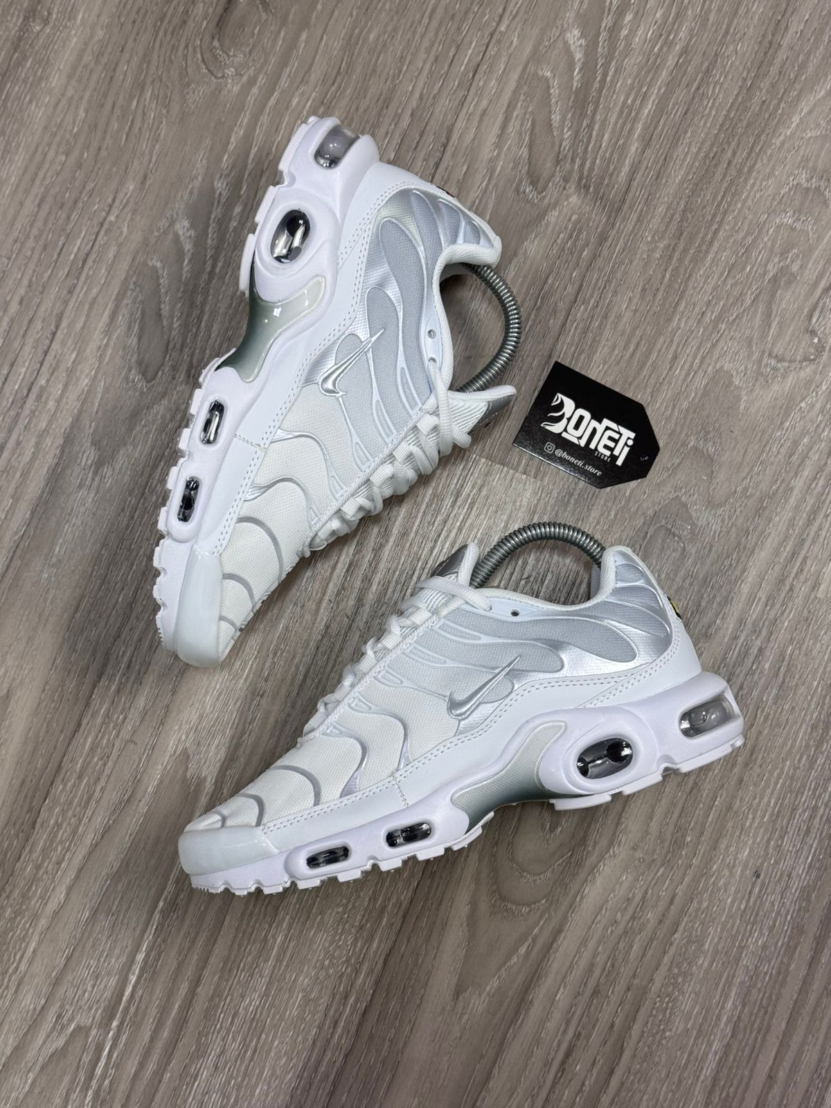 TÊNIS NK AIR MAX PLUS TN - PURE PLATINUM – Boneti Store | Oficial